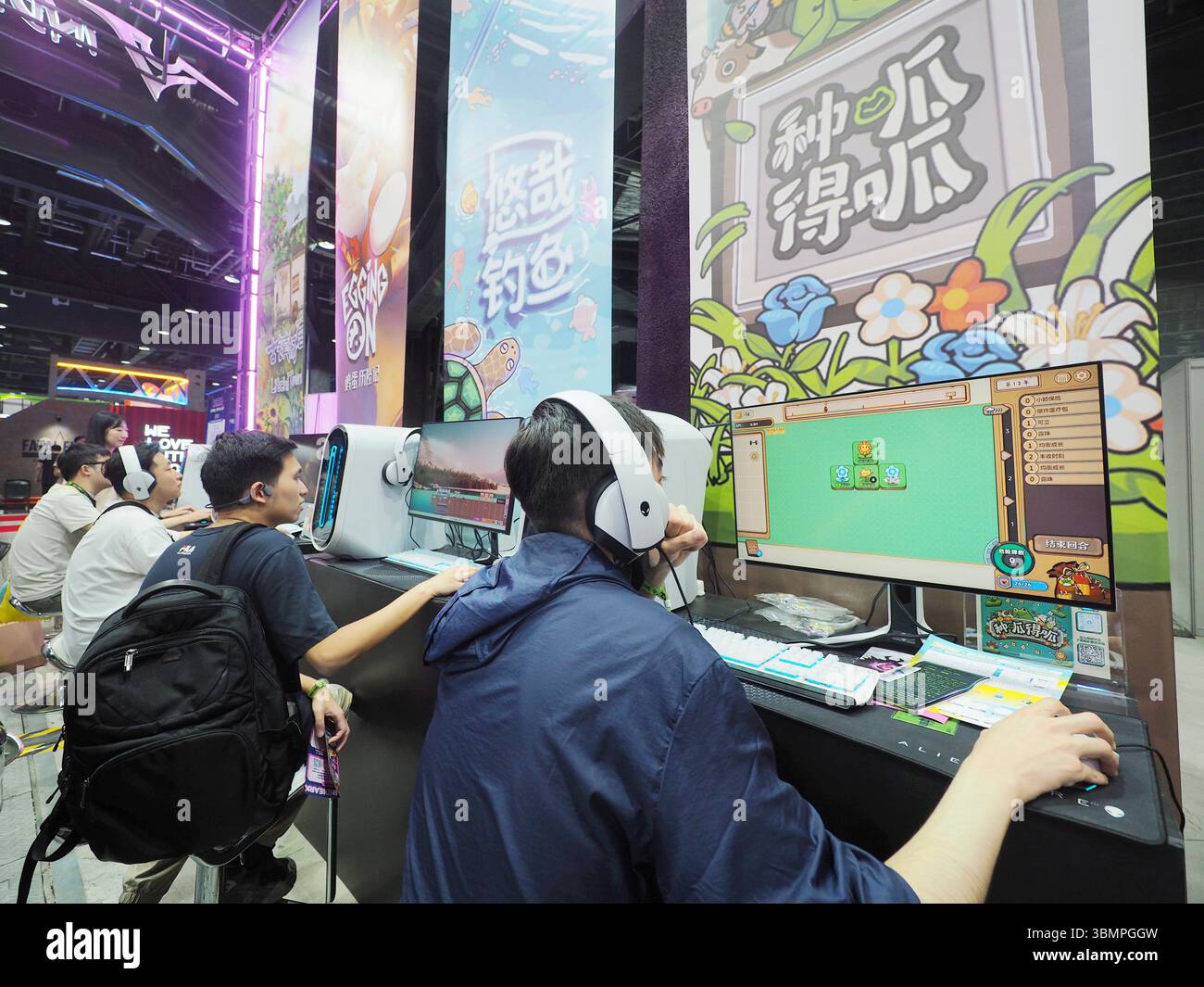 BEIJING, CHINA - JUNE 28, 2025 - Audiences are experiencing e-sports ...