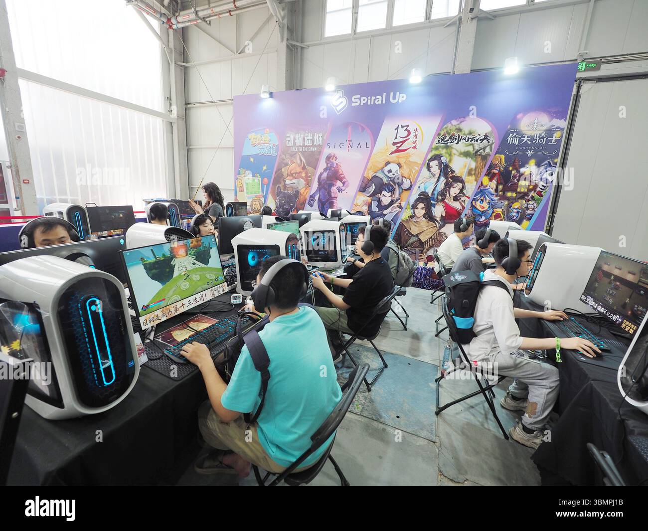 BEIJING, CHINA - JUNE 28, 2025 - Audiences are experiencing e-sports ...