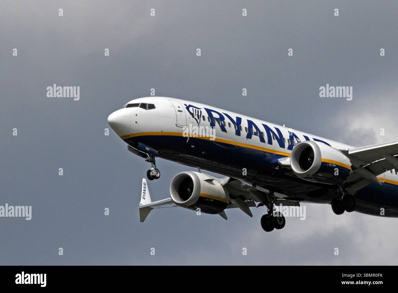 Boeing 737 approaching landing hi-res stock photography and images - Alamy