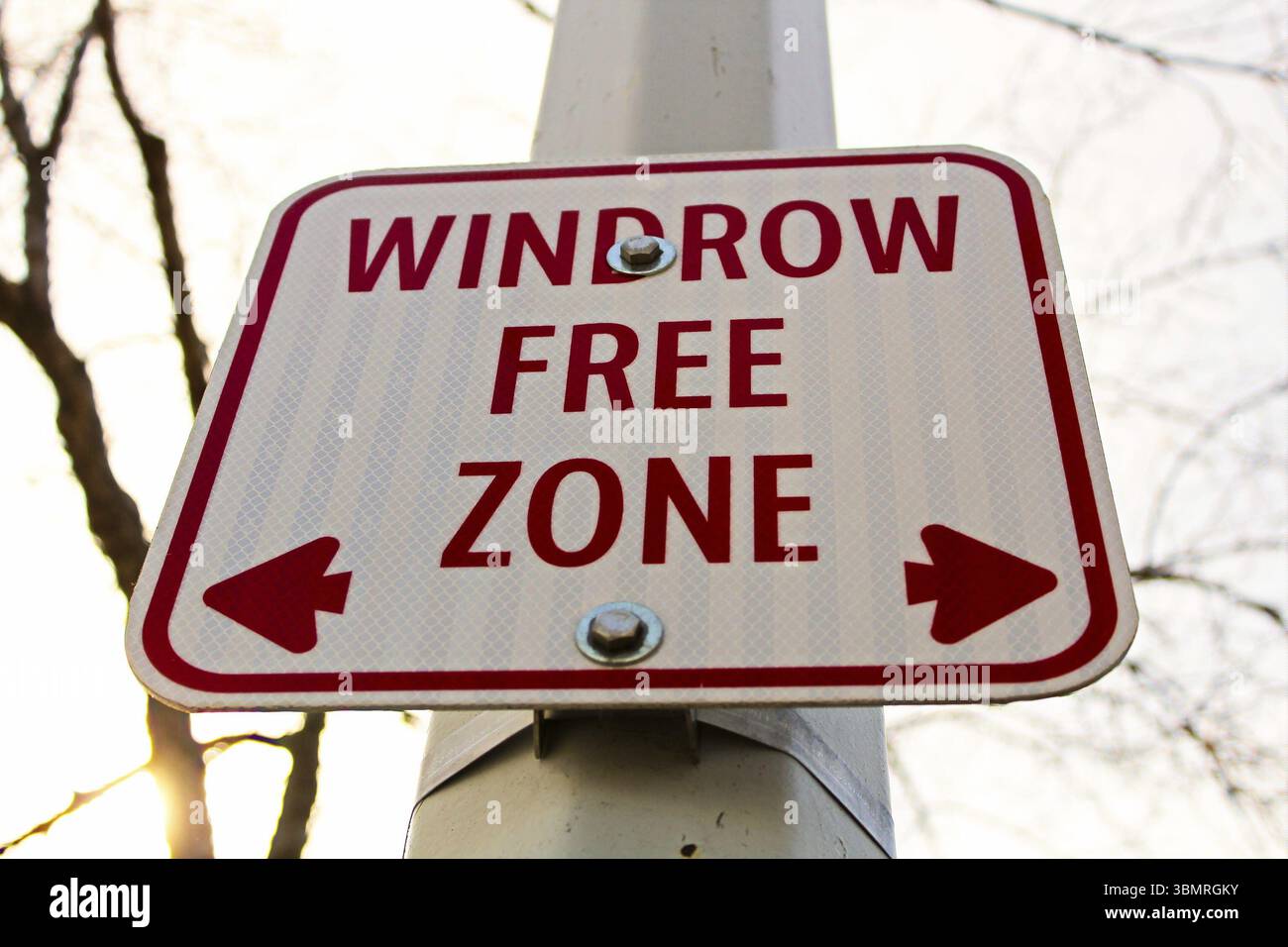 Windrow free zone sign in the city Stock Photo - Alamy