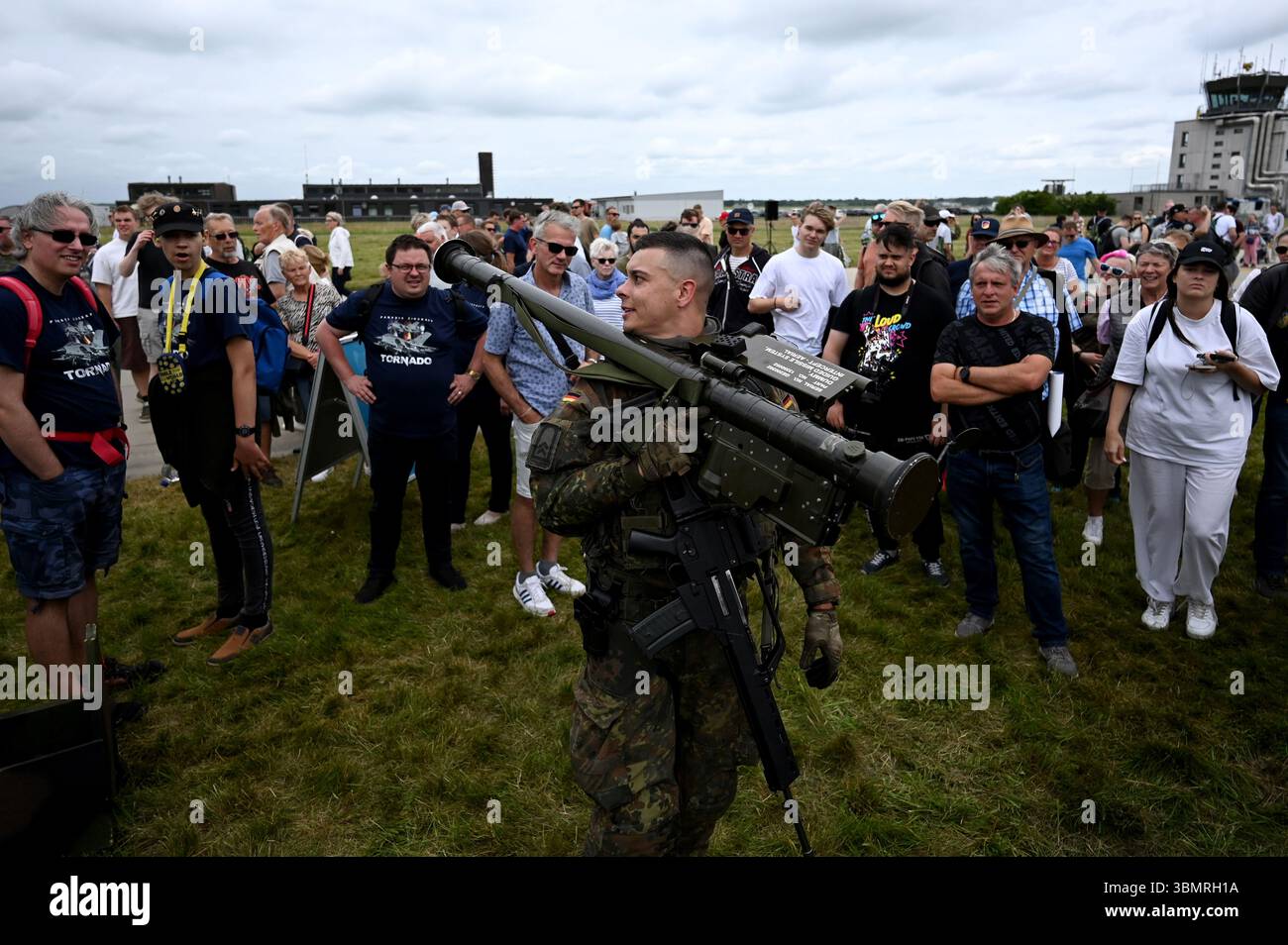 Jagel, Germany. 28th June, 2025. A soldier stands with the "Stinger ...