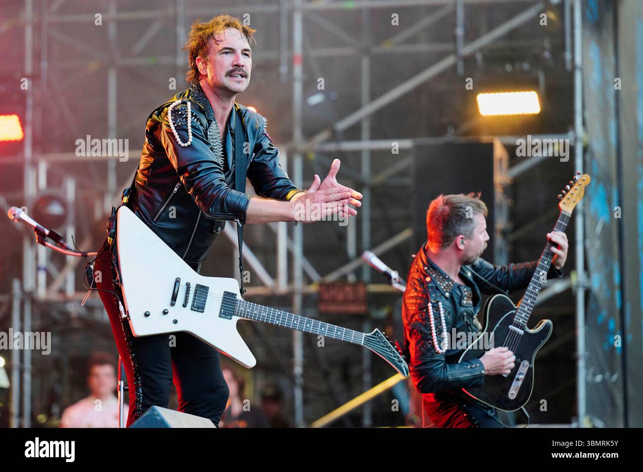 Adam Grahn und Hannes Irengard von Royal Republic live auf dem ...