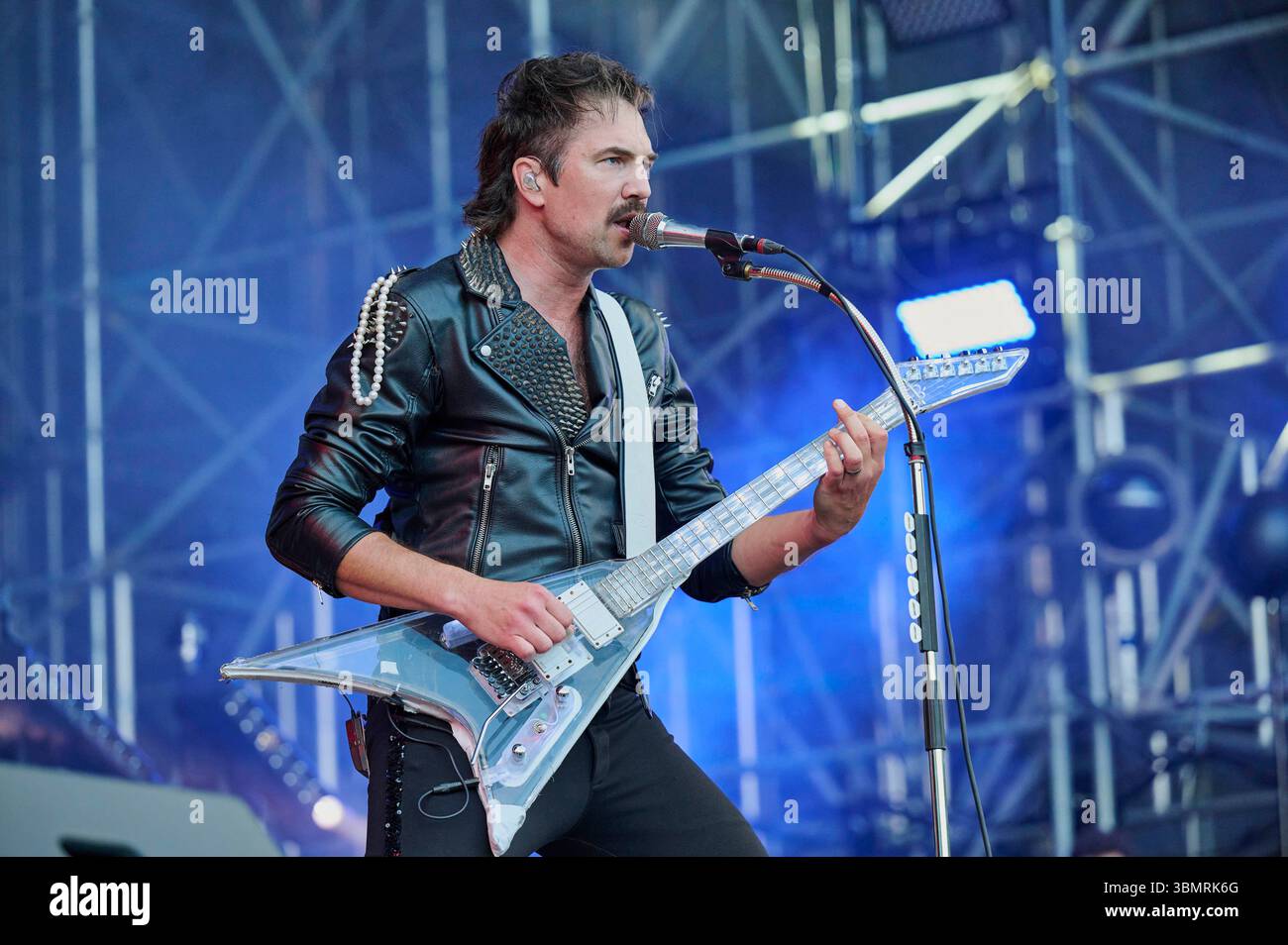 Adam Grahn von Royal Republic live auf dem Summerside Festival 2025 ...