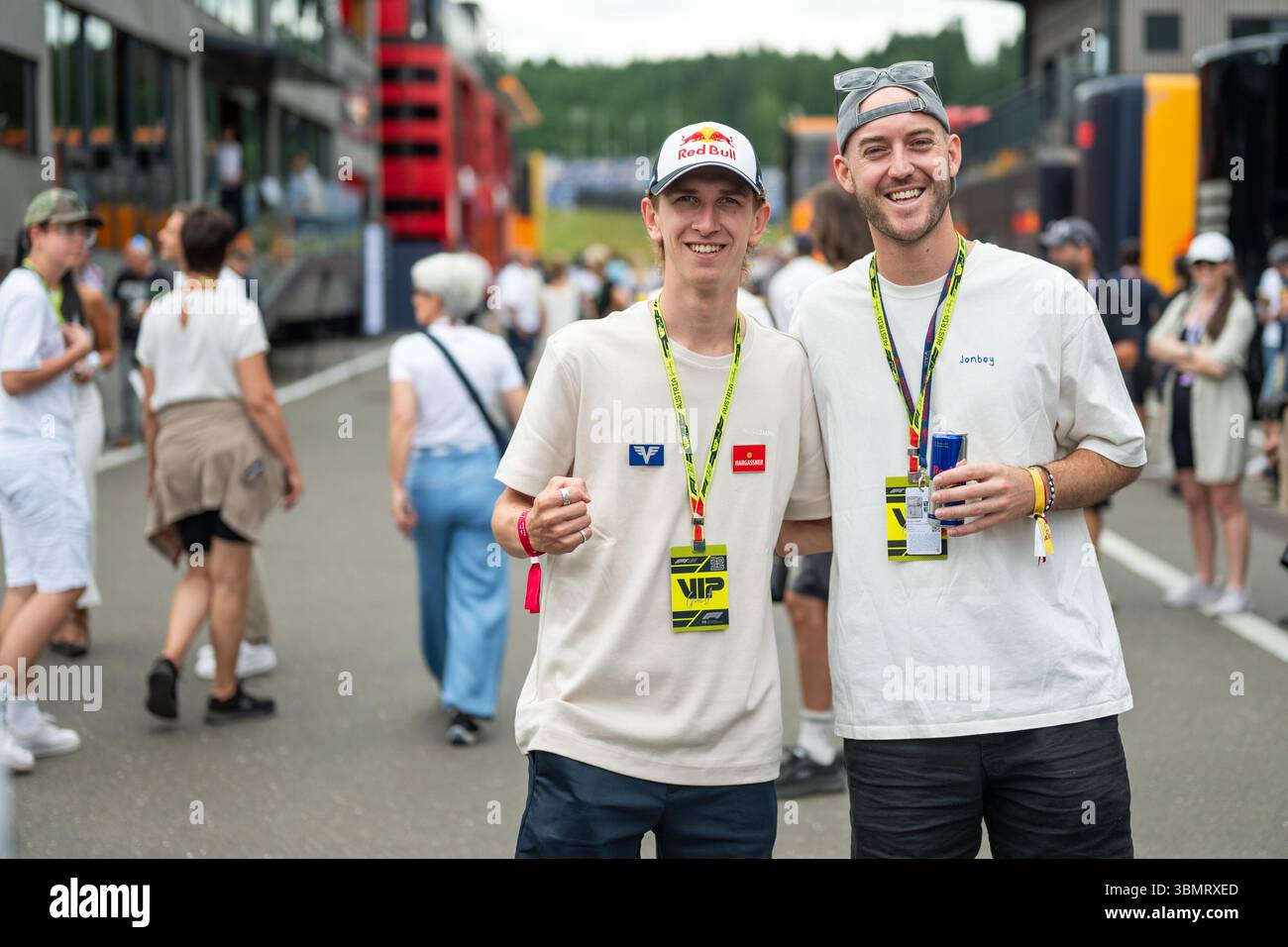 Daniel Tschofenig (Oesterreich, Skispringer) mit Austriankiwi (Jonny ...