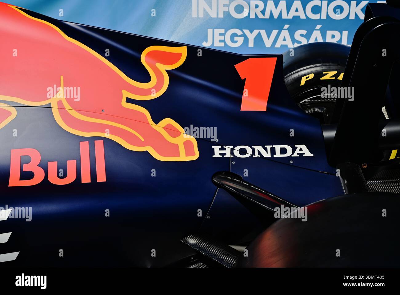 Formula 1 car side view hi-res stock photography and images - Alamy