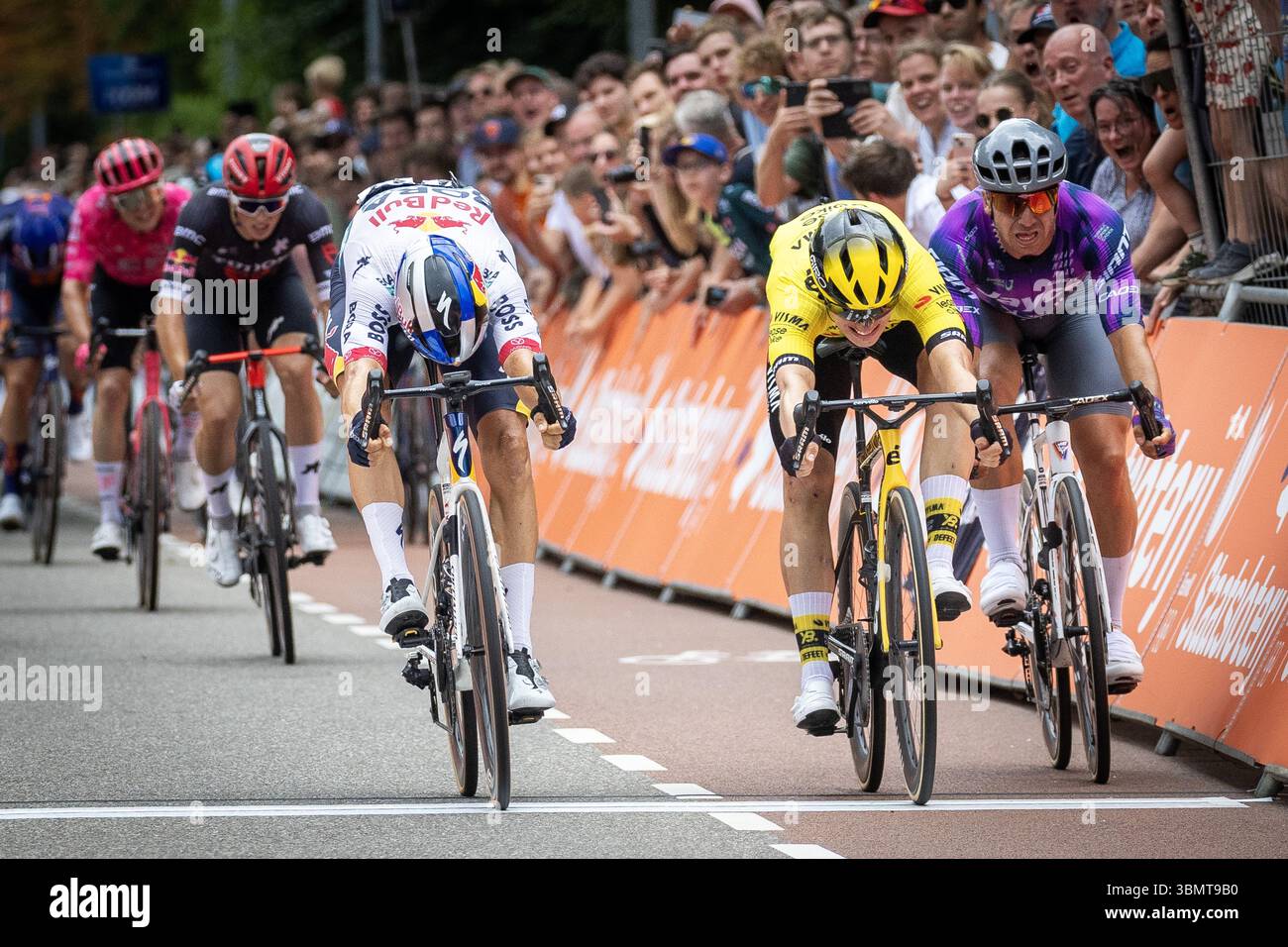 EDE - Danny van Poppel (l) wins narrowly ahead of Olav Kooij (m ...