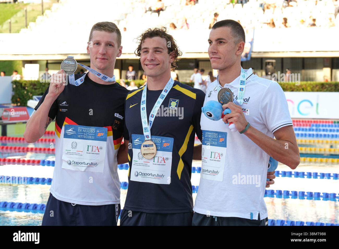 400m freestyle men podium hi-res stock photography and images - Alamy