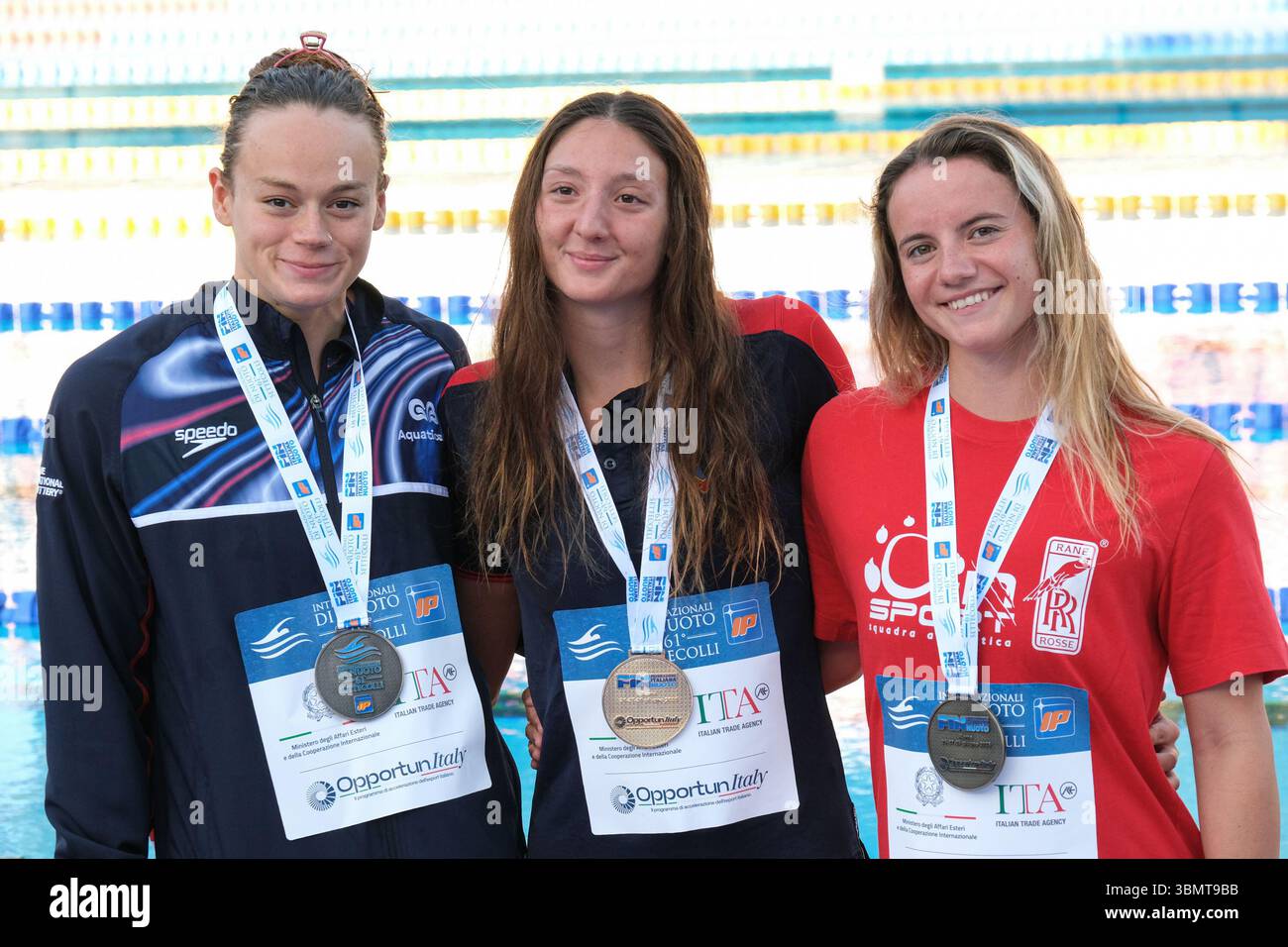 Federica Toma of Italy (C), Lauren Cox of Great Britain (L), Francesca ...