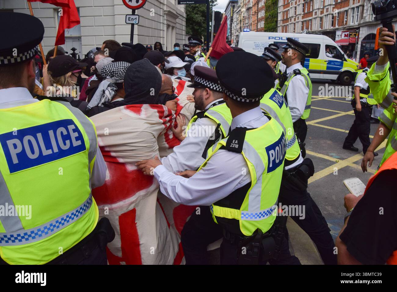 Metropolitan police arresting antifa 2025 hi-res stock photography and ...