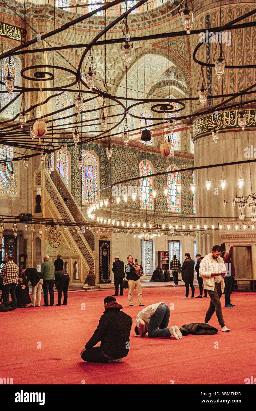 People praying inside blue Mosque in Istanbul Stock Photo - Alamy