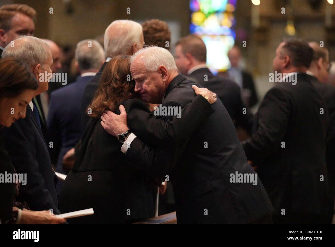 Gov. Tim Walz hugs former US Vice President Kamala Harris before ...