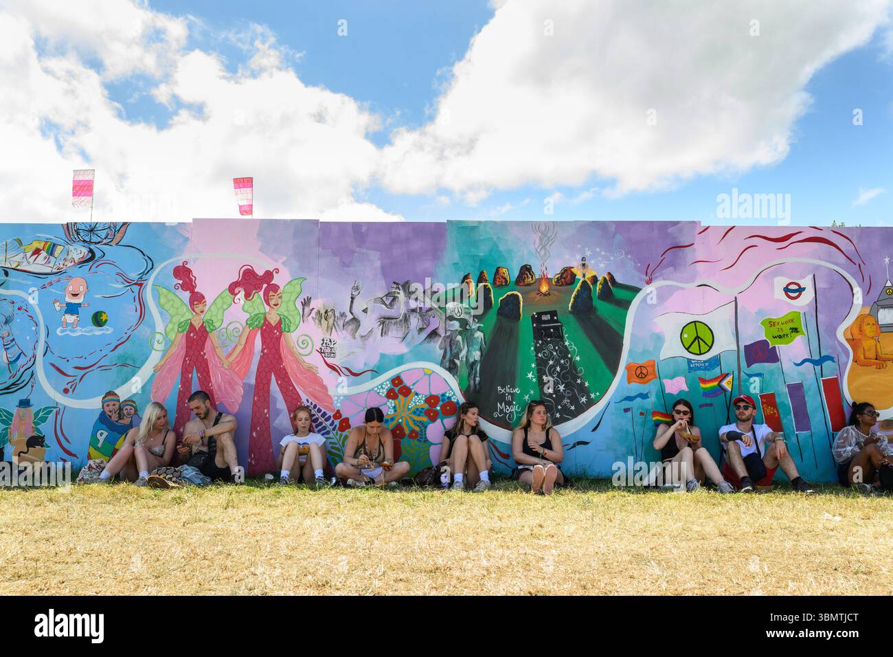 Somerset, UK. 28 June 2025. Festival goers shelter from the sun during ...