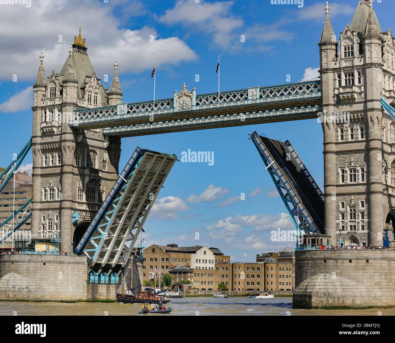London, UK. 28th June, 2025.The Tahilla goes through. Classic and ...