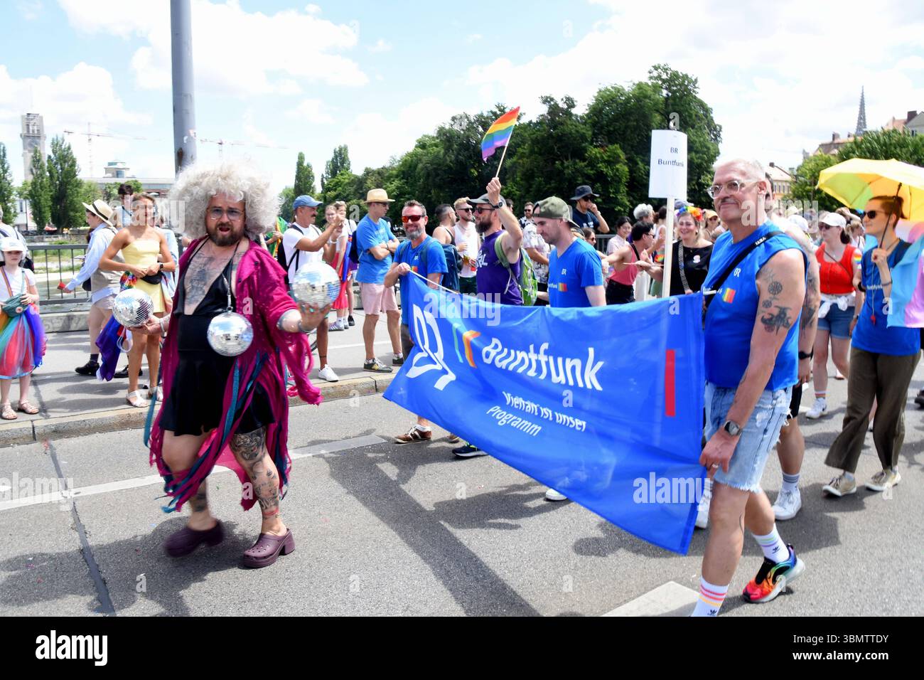 Muenchen 28.06.2025 Reichenbach Bruecke CSD Polit Parade -Teilnehmer ...
