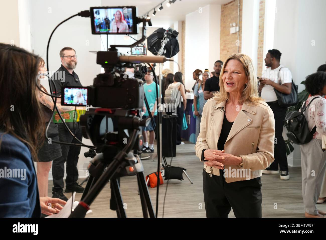 IMAGE DISTRIBUTED FOR TOTAL WIRELESS - Nancy Clark, President of ...