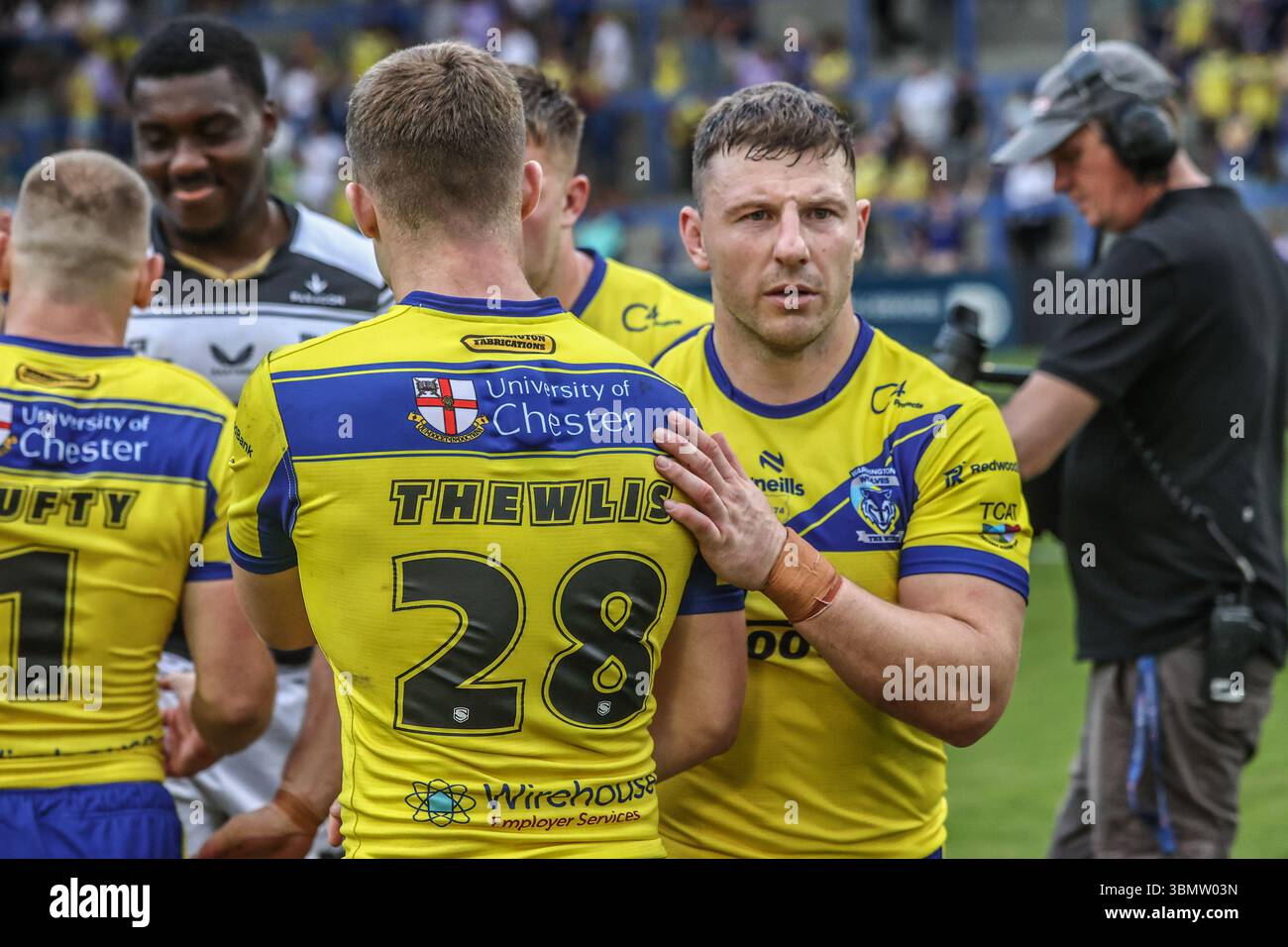 Jake Thewlis of Warrington Wolves shakes hands with George Williams of ...