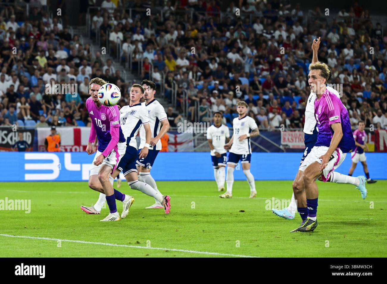 BRATISLAVA - Nick Woltemade of Germany U21, Jay Stansfield of England ...