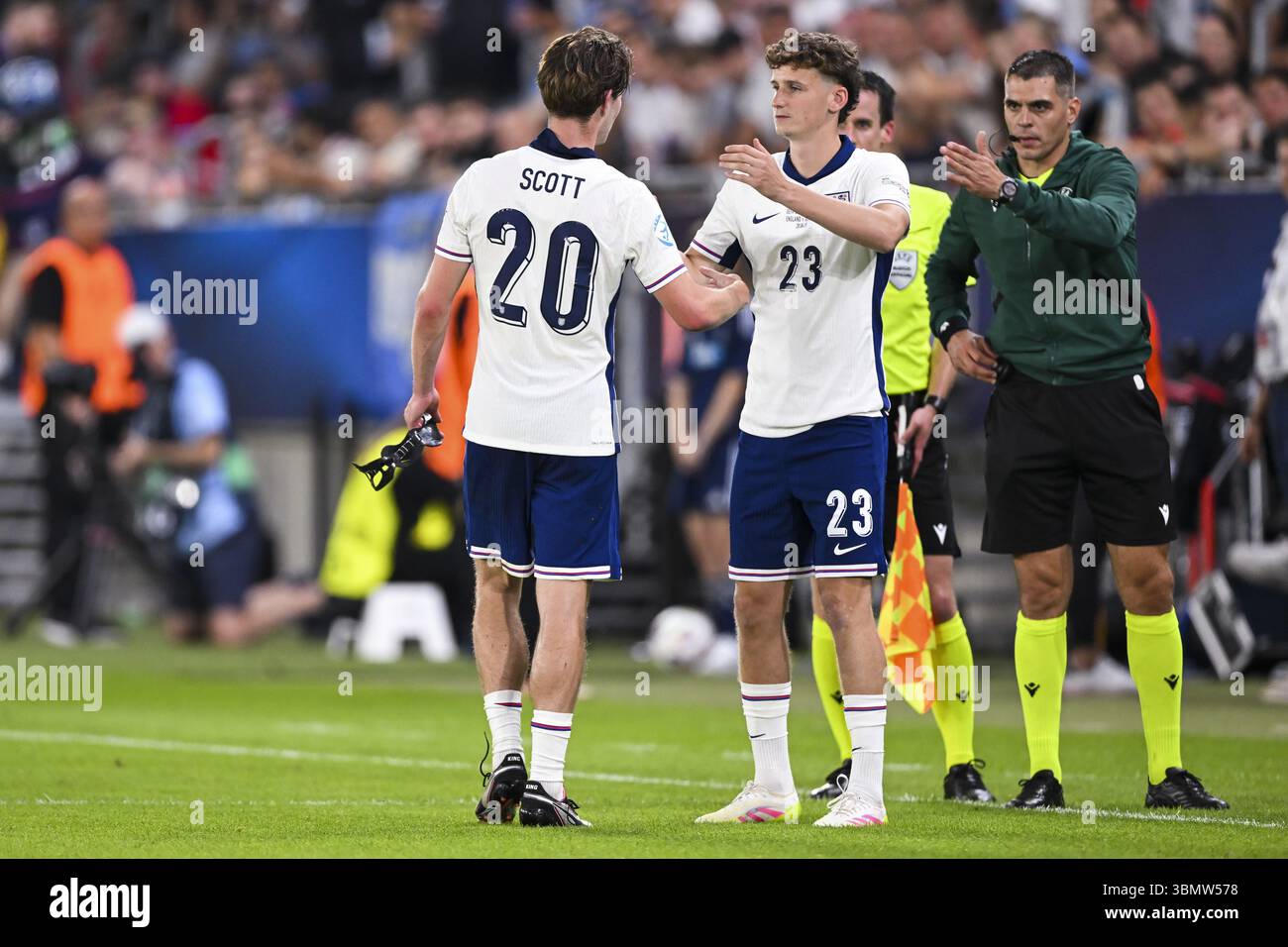 BRATISLAVA - Wissel Alex Scott of England U21, Tyler Morton of England ...