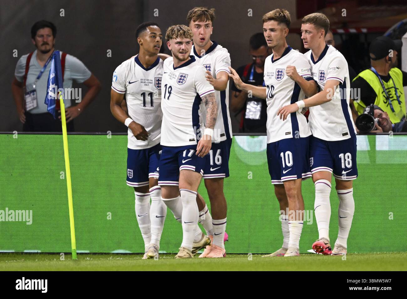 BRATISLAVA - Omari Hutchinson of England U21 receives the ...