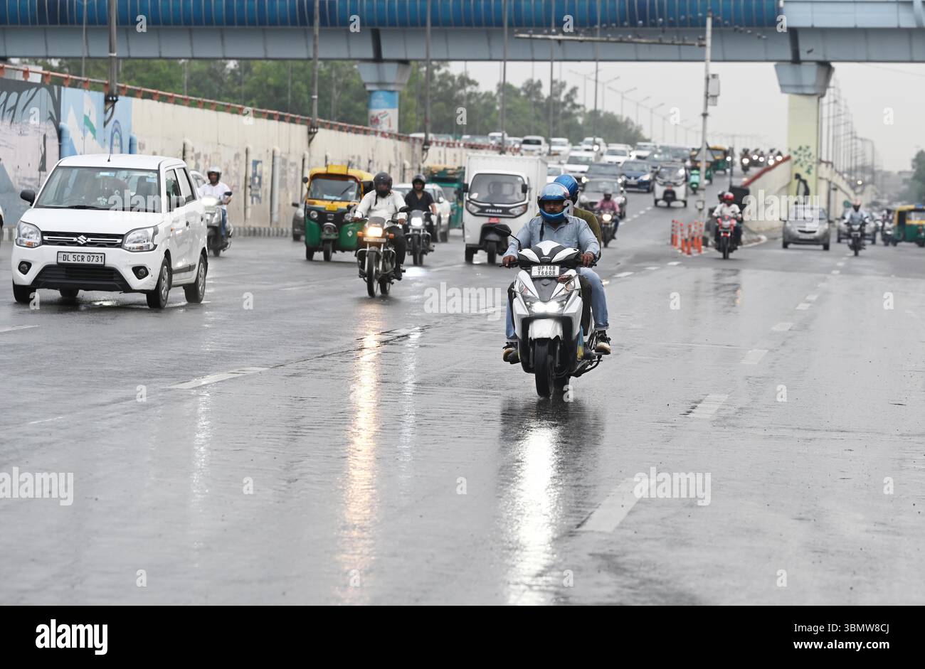 NEW DELHI, INDIA - JUNE 28: Commuters seen on NH-24 near Akshardham ...