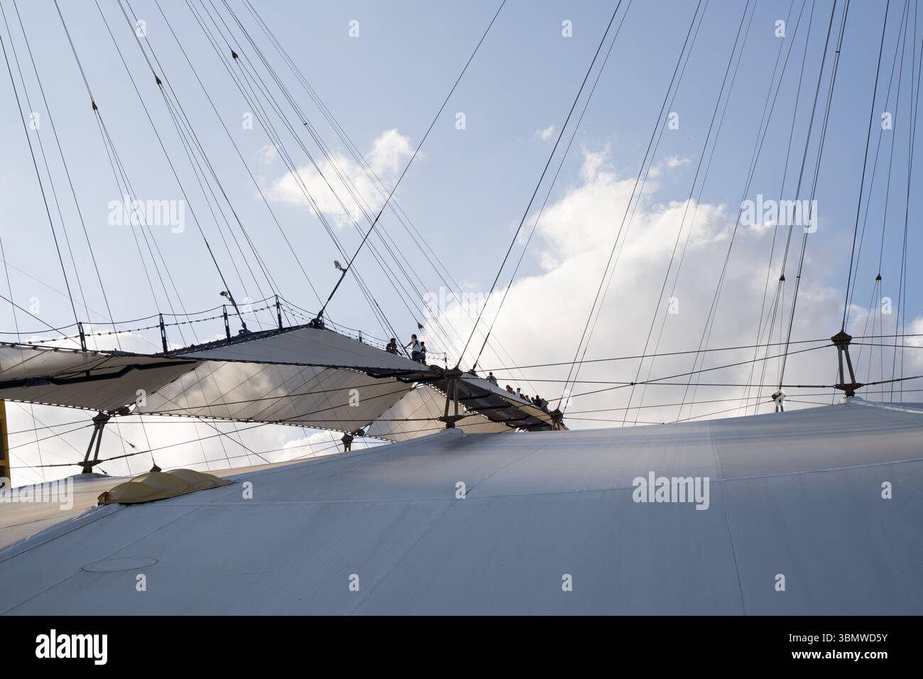 London, UK – 28th June 2025: UK Weather. Visitors took the roof of The ...