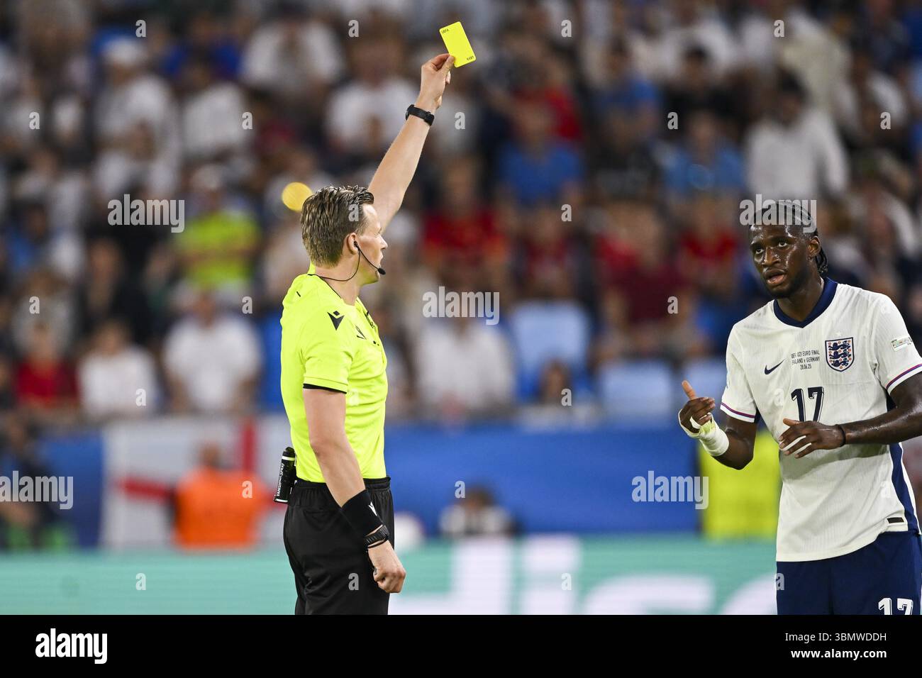 BRATISLAVA - Referee Sander van der Eijk, yellow card for Samuel LLing ...