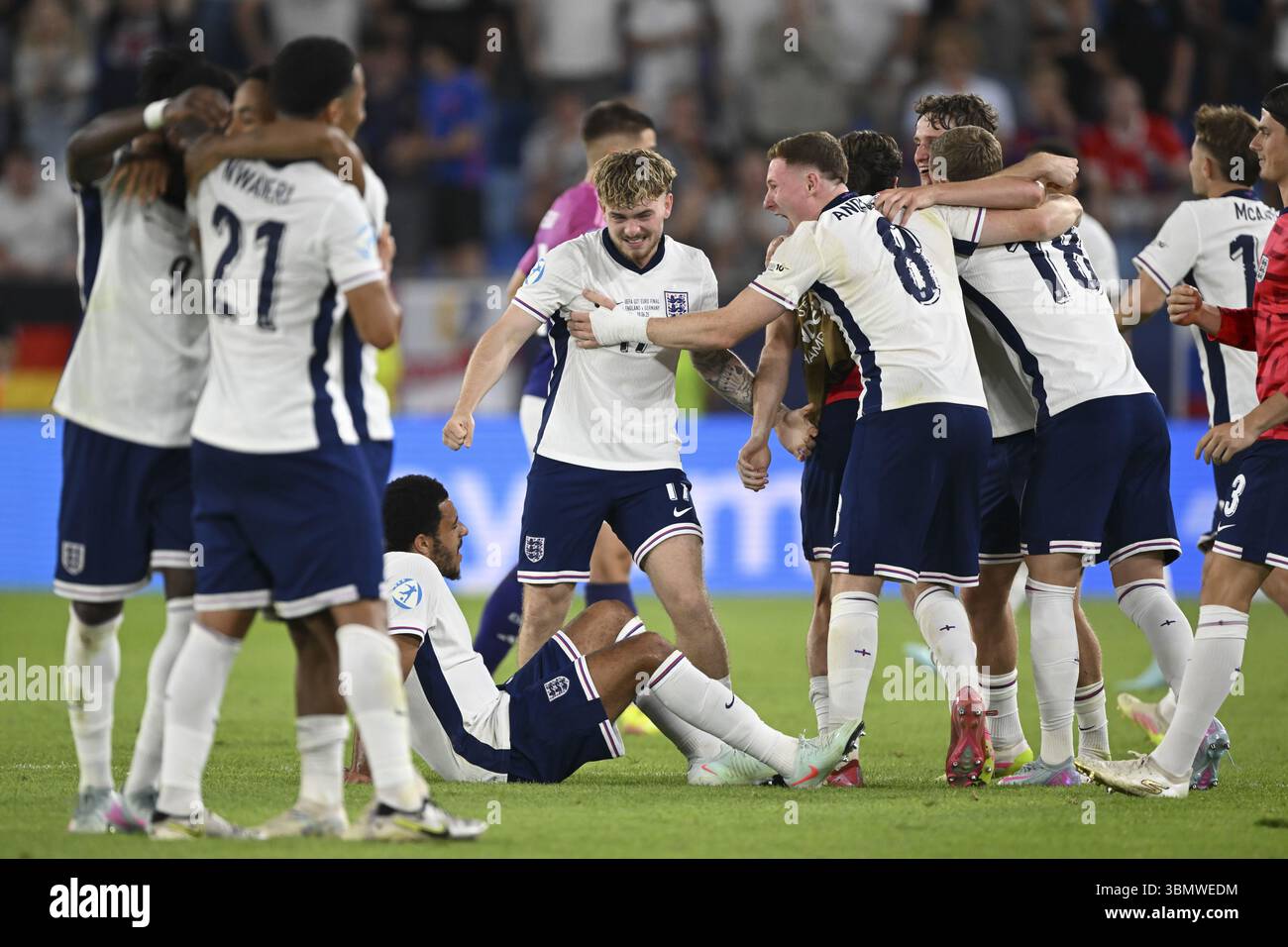 BRATISLAVA - Harvey Elliot of England U21 (c) celebrates the 3-2 win ...