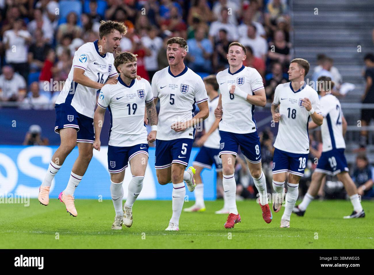 Jack Hinshelwood (England, 16), Harvey Elliott (England, 19), Charlie Cresswell (England, 5 ...