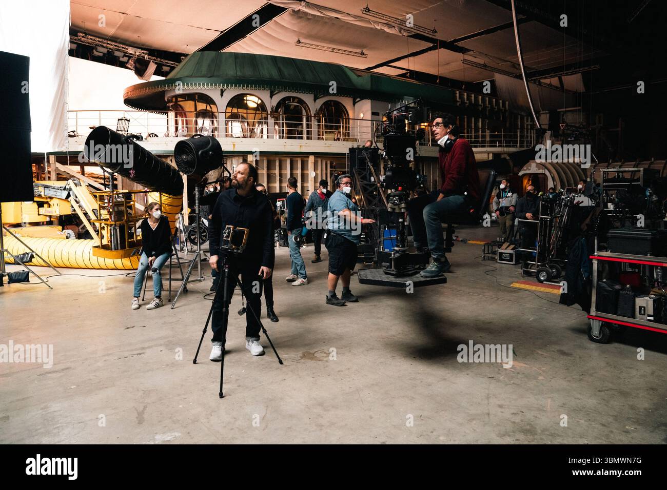 Poor Things (2023) Yorgos Lanthimos Robbie Ryan on the set of ...