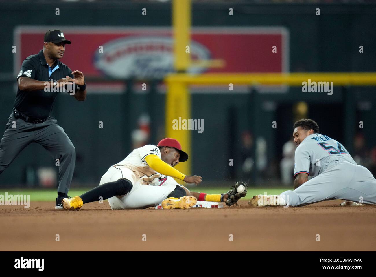 Arizona Diamondbacks shortstop Geraldo Perdomo, center, blocks second ...
