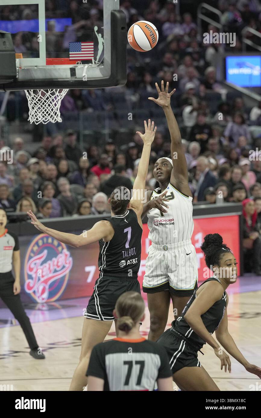 United States. 27th June, 2025. Chicago Sky center Elizabeth Williams ...