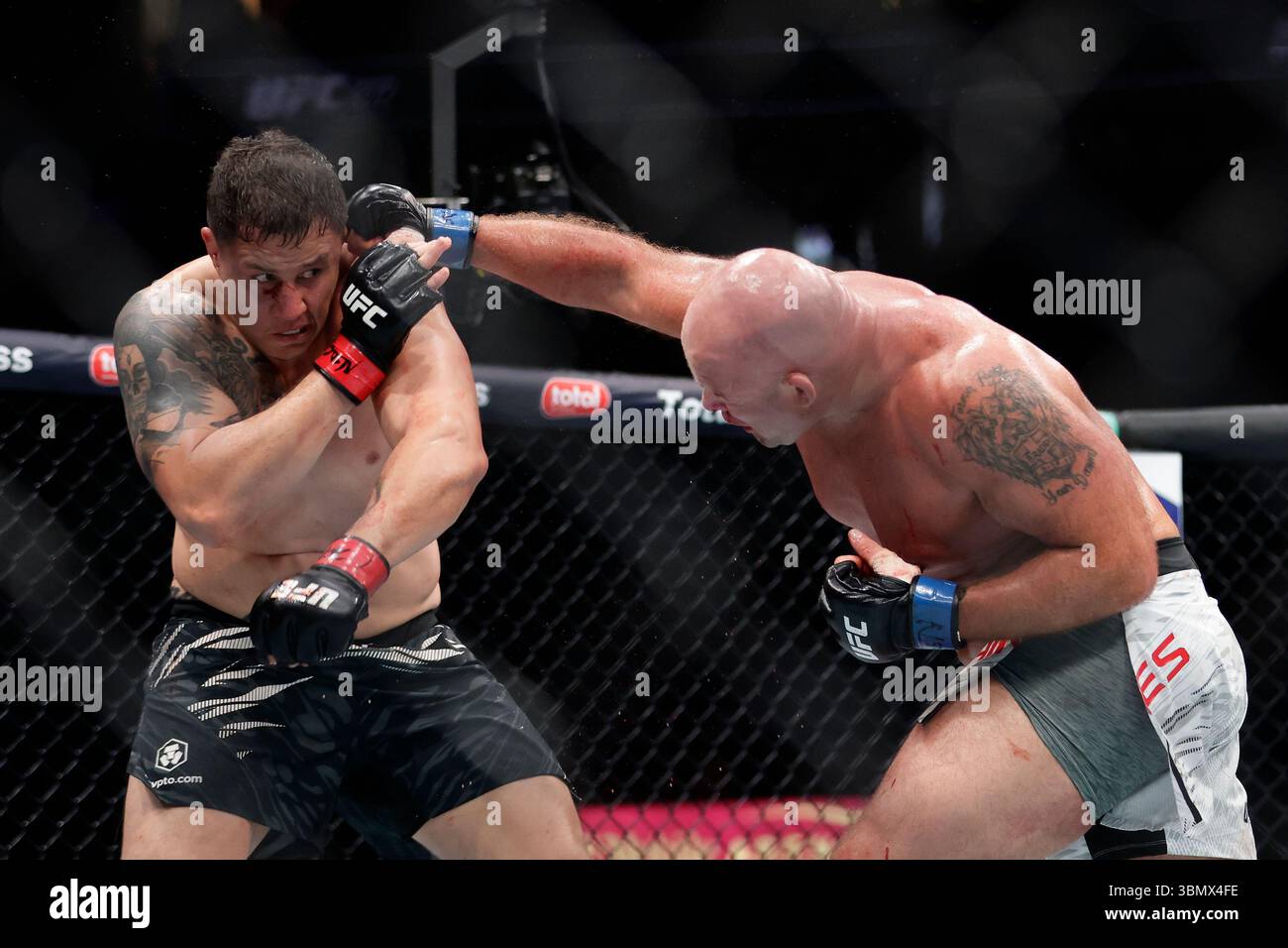 Las Vegas, Nevada, USA. 28th June, 2025. Jhonata Diniz and Alvin Hines ...