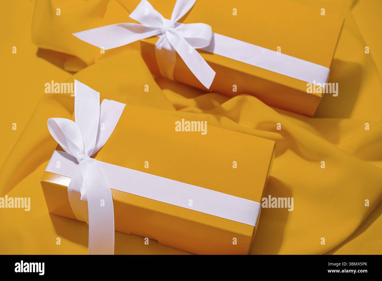 Minimalist still life yellow hi-res stock photography and images - Alamy