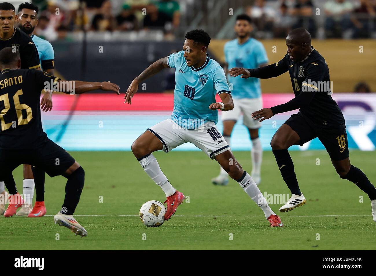 GLENDALE, AZ - JUNE 28: Panama forward Ismael Diaz (10) controls the ...