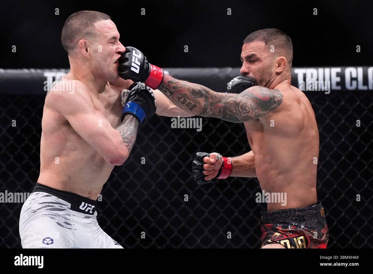 Alexandre Pantoja, right, and Kai Kara-France exchange blows in a ...