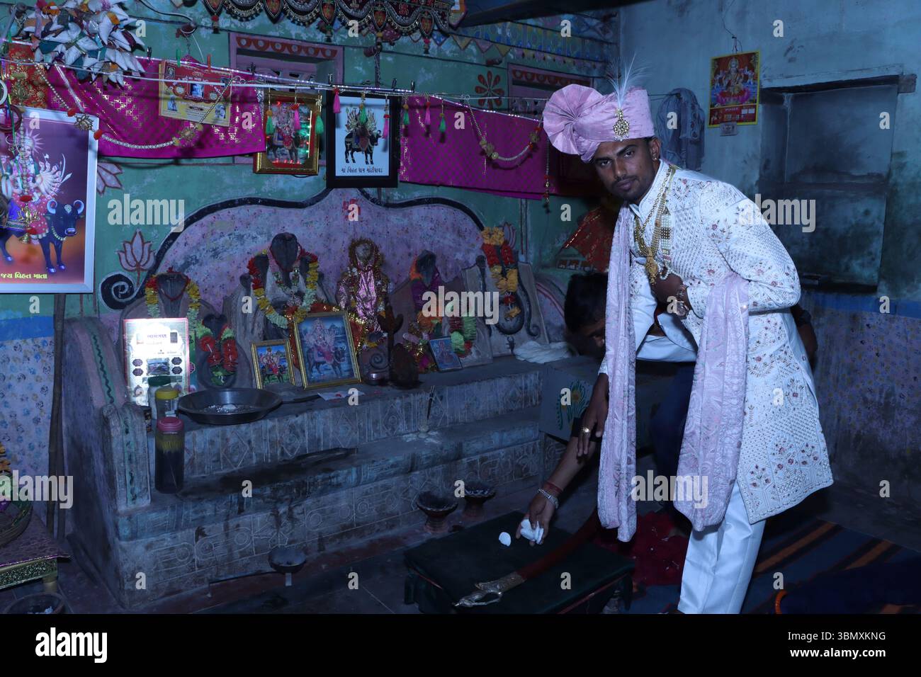 Hindu home shrine hi-res stock photography and images - Alamy