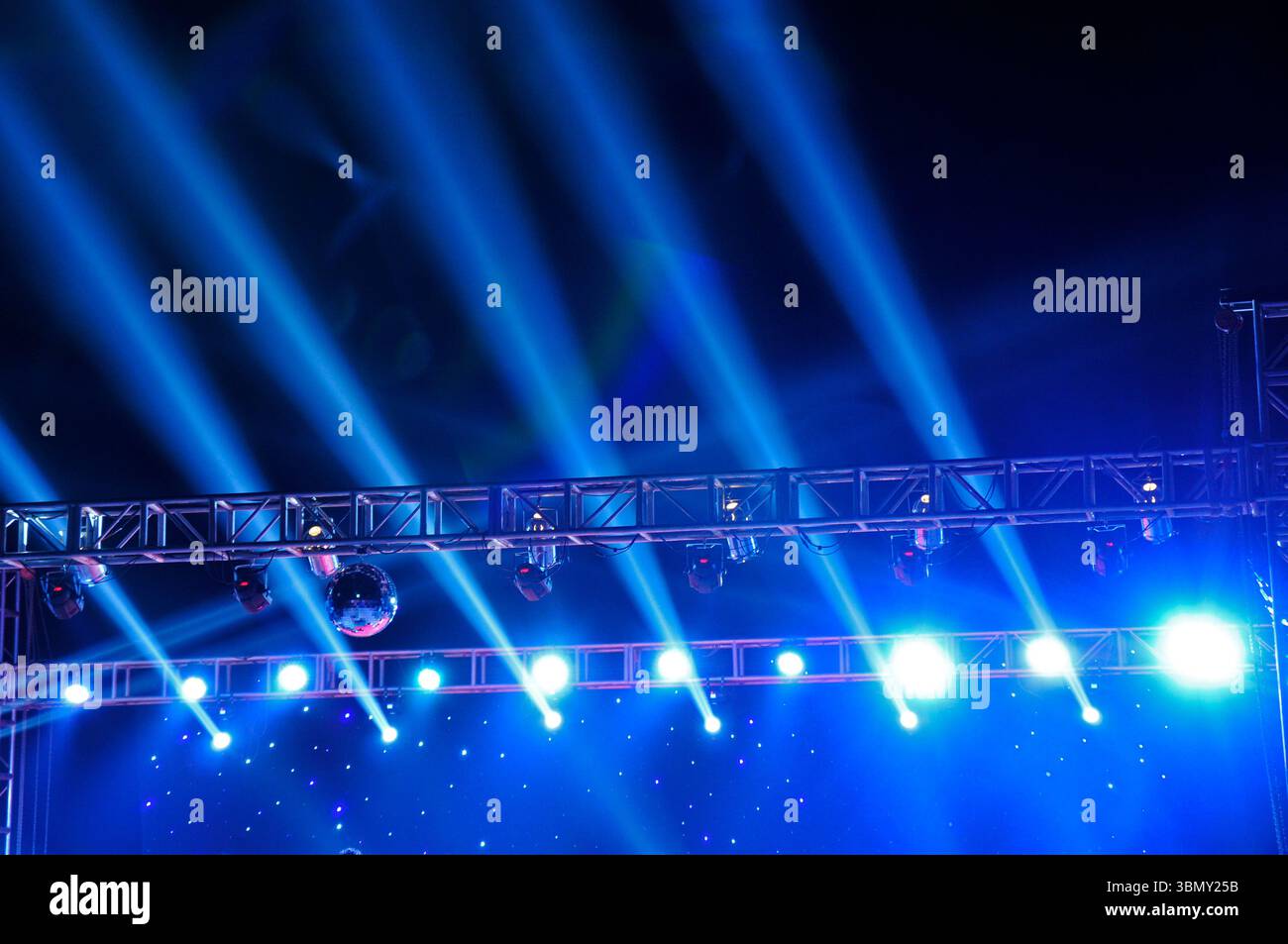 Stage lighting effect in the dark, fuzzy figure Stock Photo - Alamy