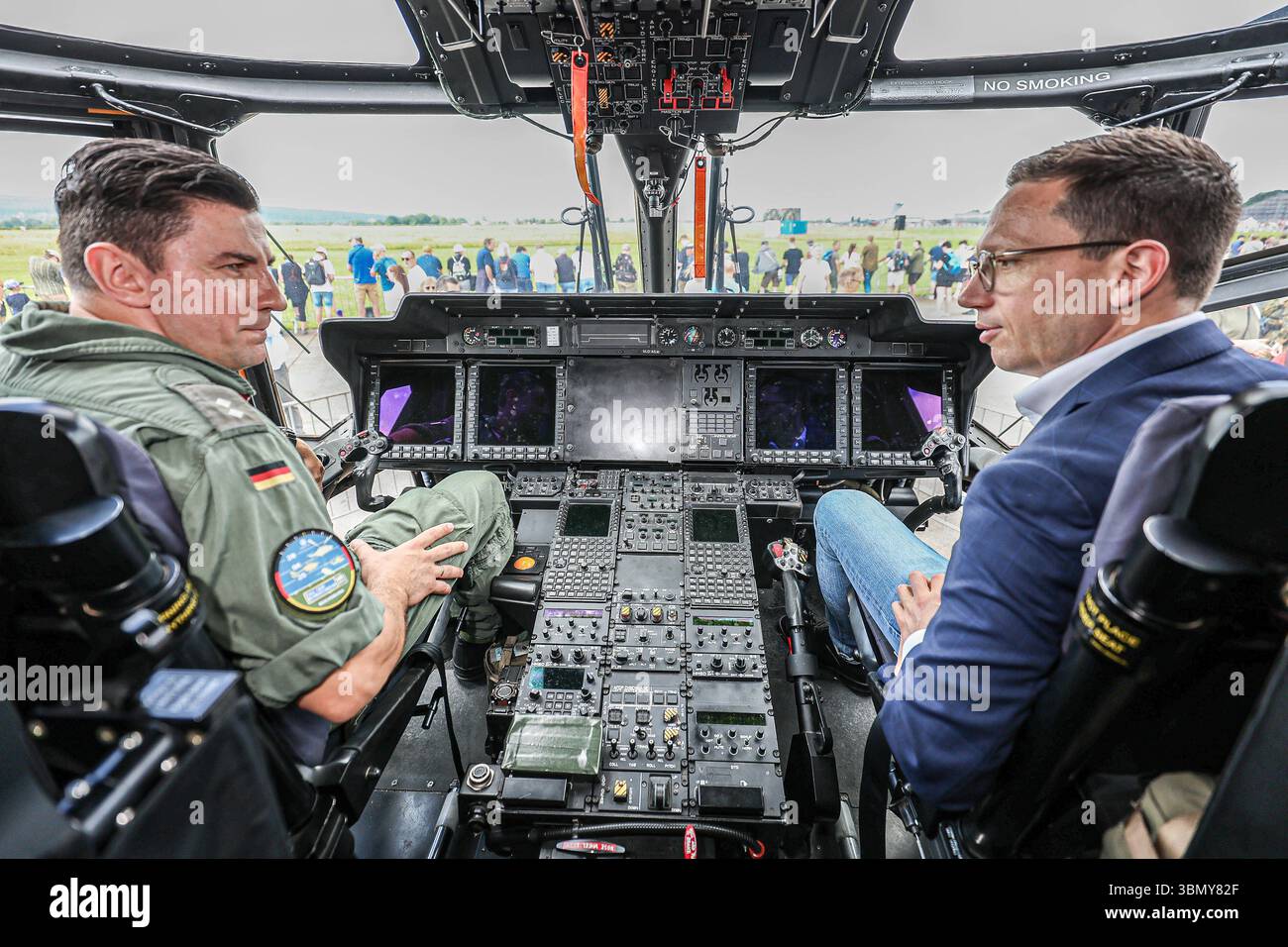 Zehntausende Besucher beim Tag der Bundeswehr in Bückeburg Transporthubschrauber NH90: Falko ...