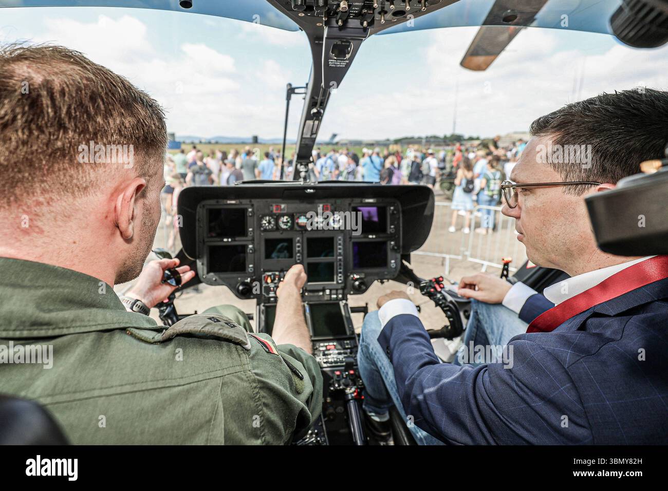 Zehntausende Besucher beim Tag der Bundeswehr in Bückeburg Mehrzweckhubschrauber Airbus H145M ...