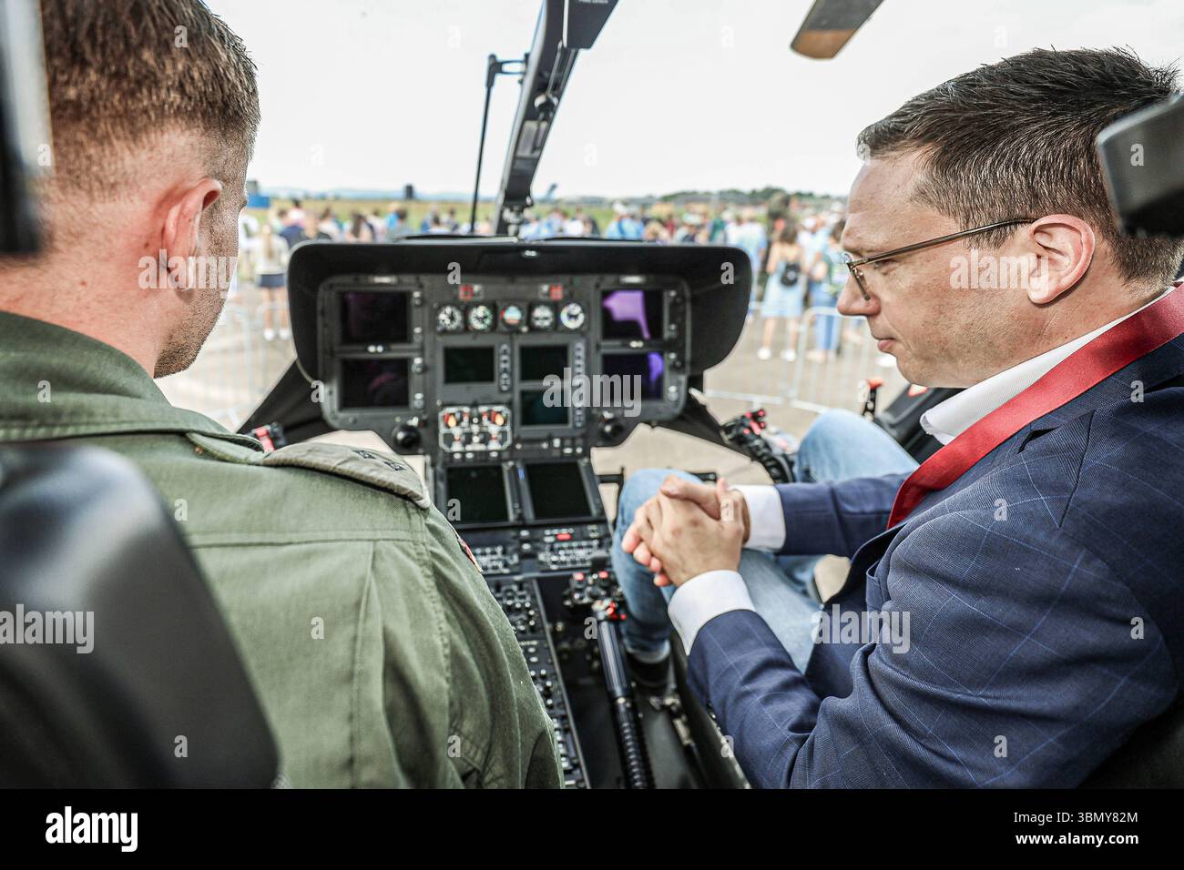 Zehntausende Besucher beim Tag der Bundeswehr in Bückeburg Mehrzweckhubschrauber Airbus H145M ...