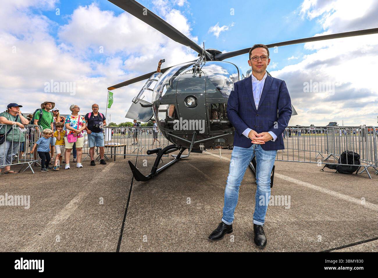 Zehntausende Besucher beim Tag der Bundeswehr in Bückeburg Mehrzweckhubschrauber Airbus H145M ...