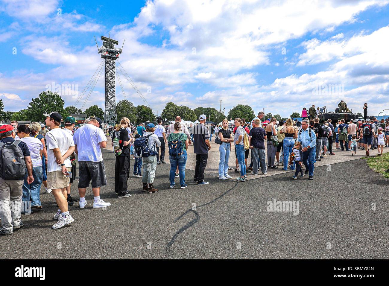 Zehntausende Besucher beim Tag der Bundeswehr in Bückeburg Zuschauer bilden lange Schlangen vor ...
