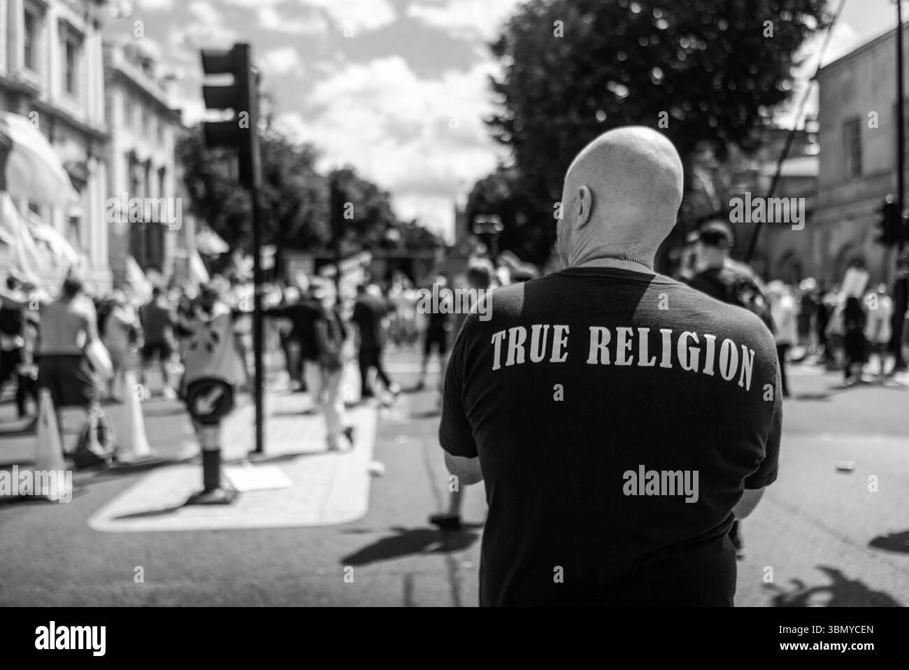 Far-right protestors rallied outside Downing Street, calling on the UK ...