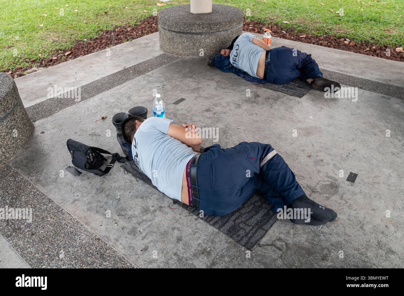 22.10.2024, Singapore, Republic of Singapore, Asia - Two Chinese ...