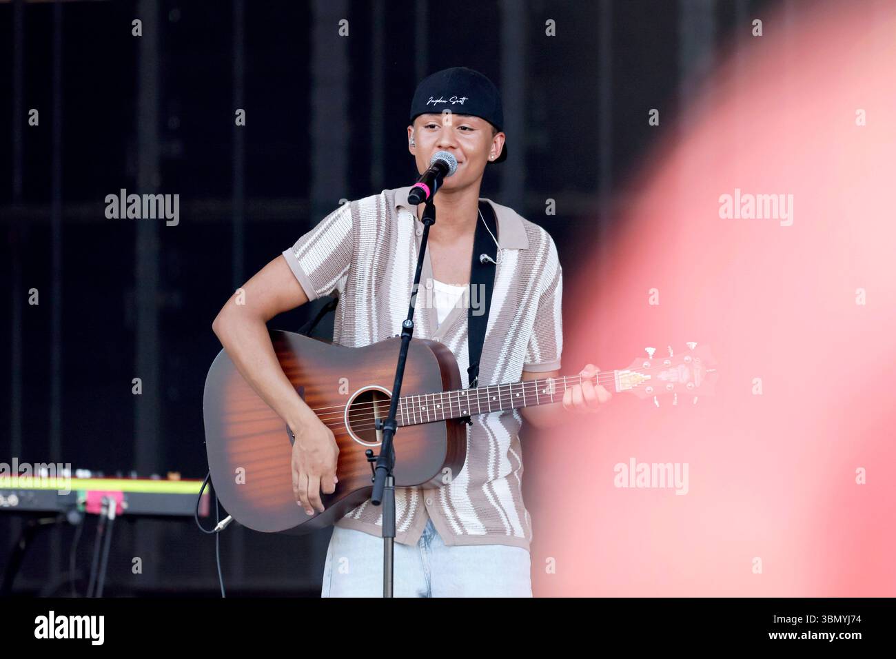Sänger Jayden Scott beim Rainbow Festival am Fühlinger See, zum Auftakt ...