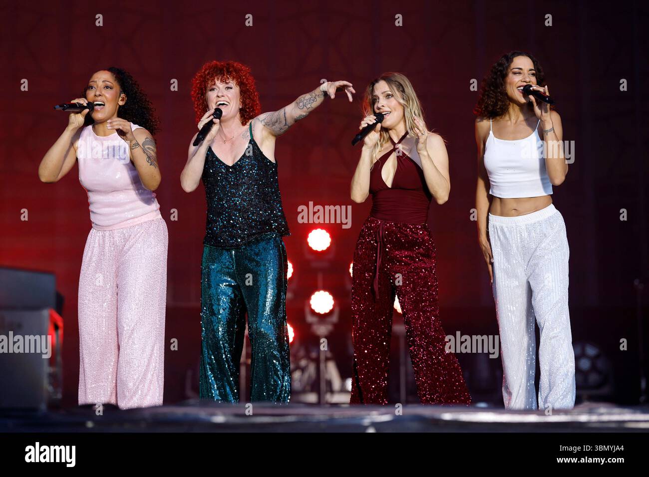 Die Sängerinnen Jessica Wahls, Lucy Diakovska, Sandy Mölling und und ...