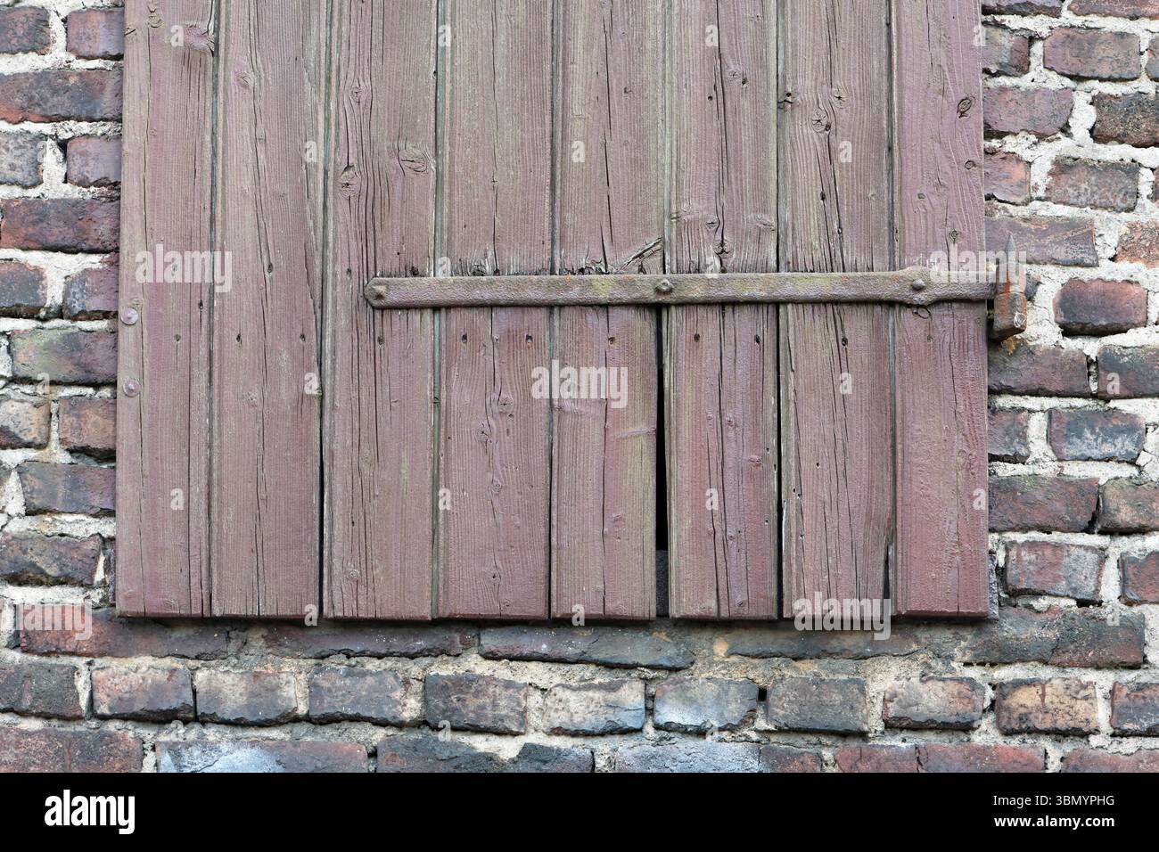 Alte und haltbare Baustoffe Mauern und Wände aus roten, gebrannten ...