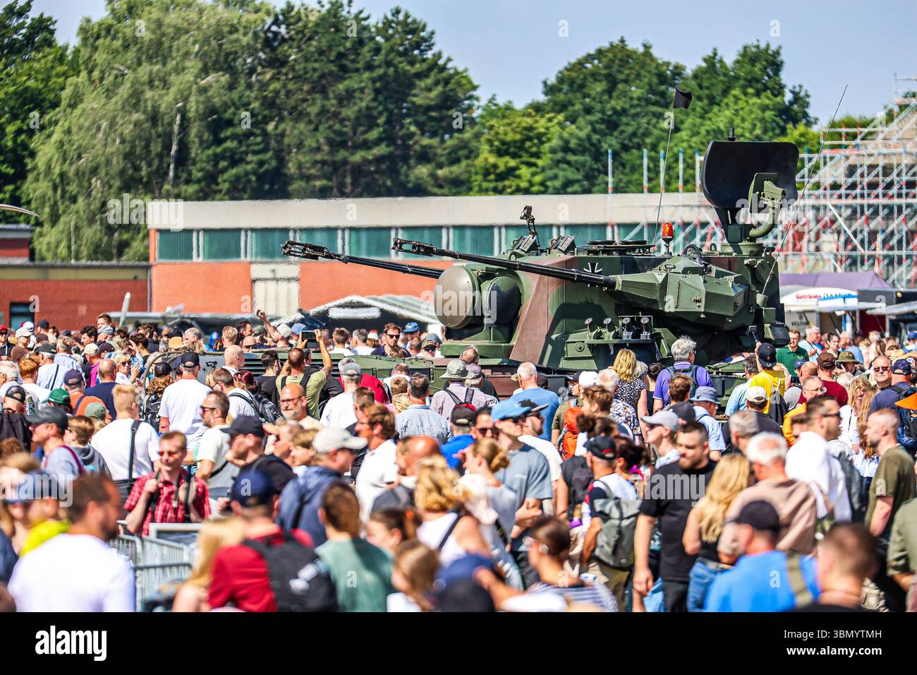 Zehntausende Besucher beim Tag der Bundeswehr in Bückeburg Riesiger ...