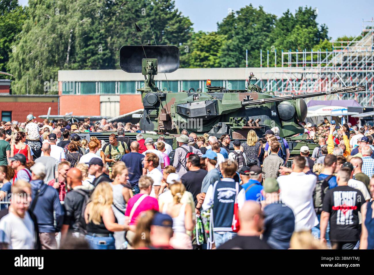 Zehntausende Besucher beim Tag der Bundeswehr in Bückeburg Riesiger ...