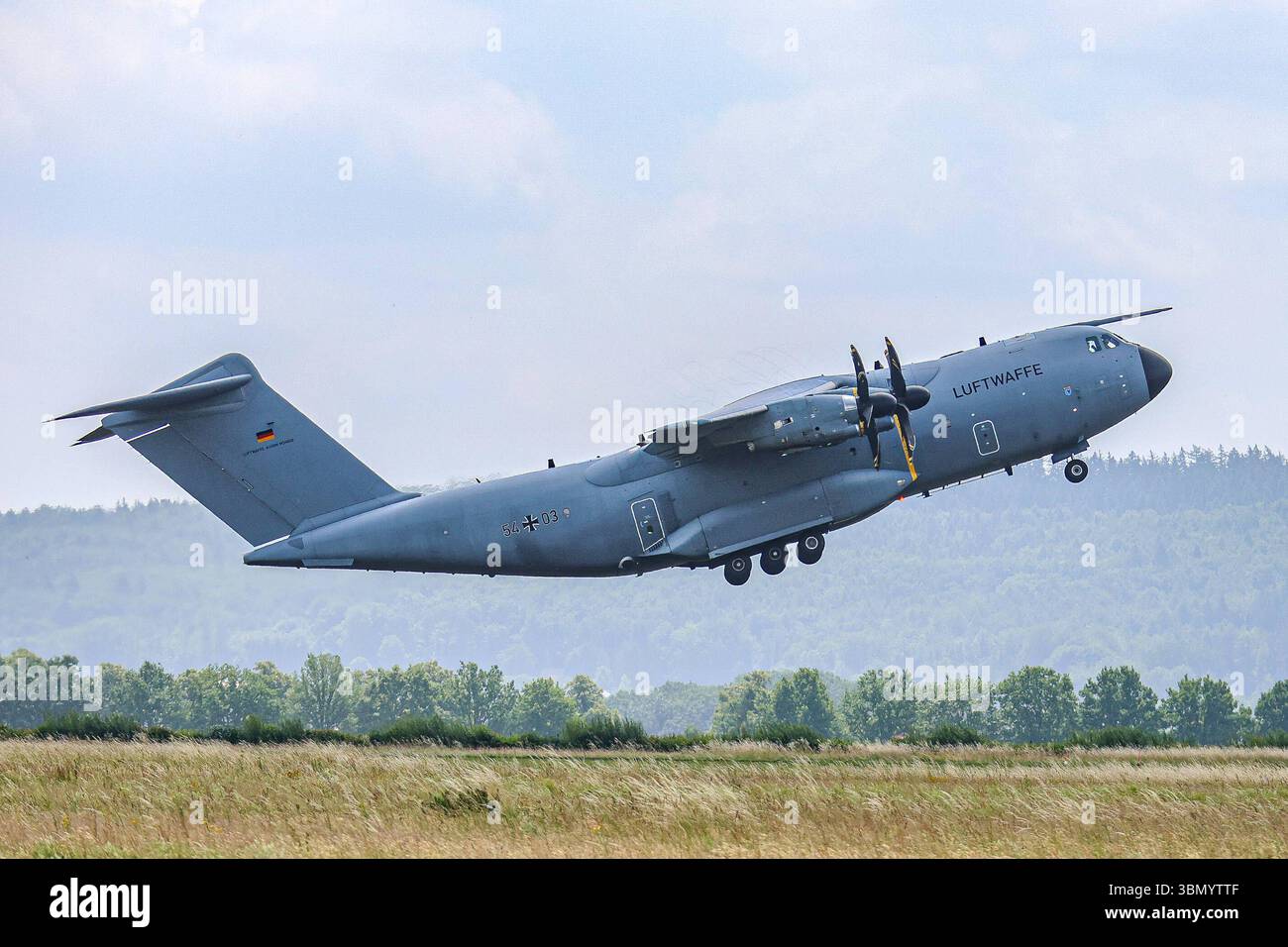 Zehntausende Besucher beim Tag der Bundeswehr in Bückeburg Flugvorführung: Transportflugzeug ...